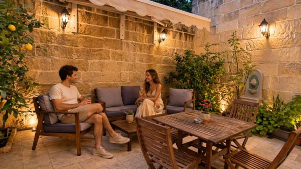 Dahlia Apartment Private Garden Escape Stylish Townhouse In Paola - Malte