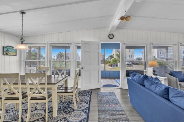 Sandy Toes By Oak Island Accommodations - Oak Island, NC