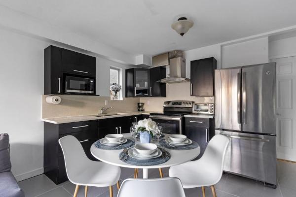 Near Skytrain And 15 Mins Downtown W Free Parking - Burnaby