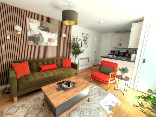 Sea Breeze, Stunning 2 Bed, Near Beach, Free Parking, Sleeps 5 - Bournemouth