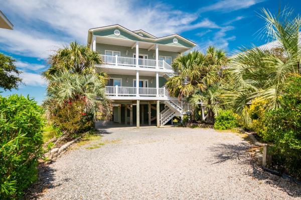 Coastal Living By Oak Island Accommodations - Oak Island, NC