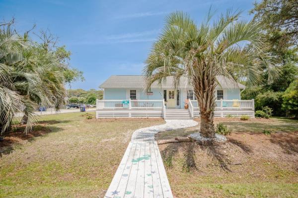 Cottage Breeze By Oak Island Accommodations - Bald Head Island, NC