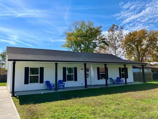 Casa Alegre - Wifi Spacious Stay Near Rrg And Shops Great For Large Groups Remote Work Big Backyard And Fire Pit - Clay City, KY