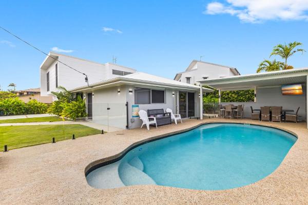 Spacious 4-bed Coastal Home With Pool - Mooloolaba