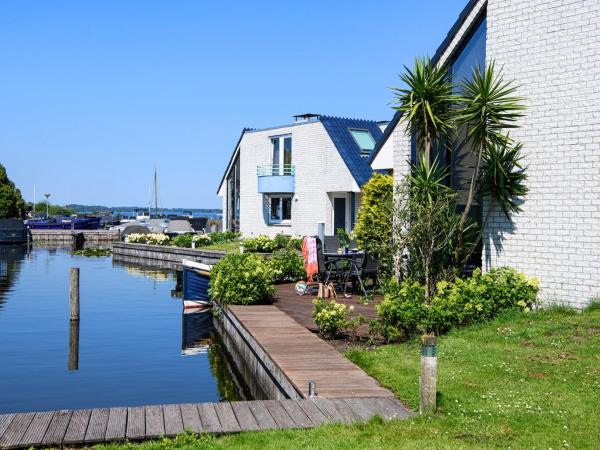 Spacious Villa In Loosdrecht With Terrace - Huizen