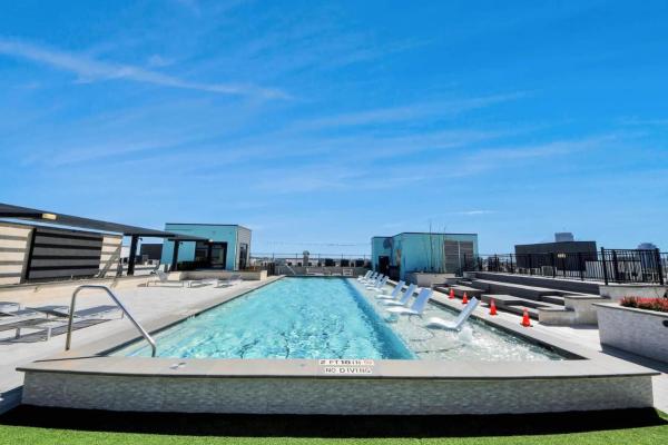 Luxury 2br Retreat W Rooftop Pool Prime Houston - Northside - Houston