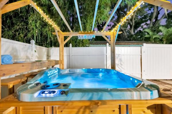 Pet Friendly Downtown Home - Free Bikes & Bbq - Clearwater, FL