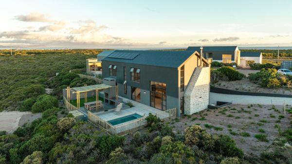 3 Bedroom Luxury Barn In Romansbaai Beach & Fynbos Estate - With Inverter - Kleinbaai