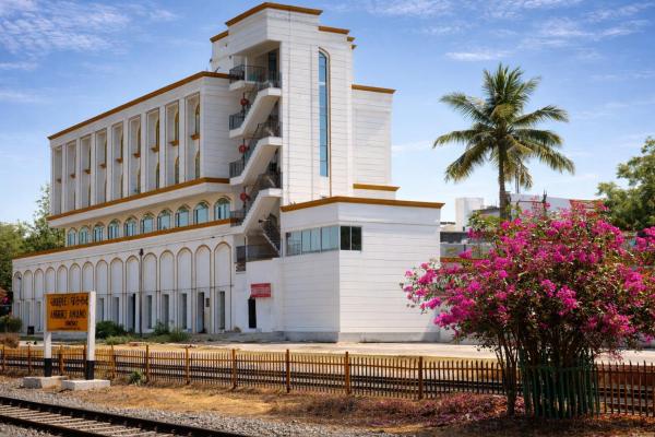 Hotel Golden Retreat - At Anand Railway Station - Anand