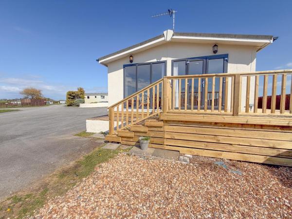 Monkstone Lodge - 3 Bedroom Lodge - New Hedges - Pembrokeshire