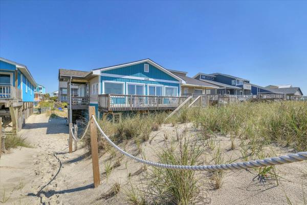 Pelican Crossing By Oak Island Accommodations - Oak Island, NC