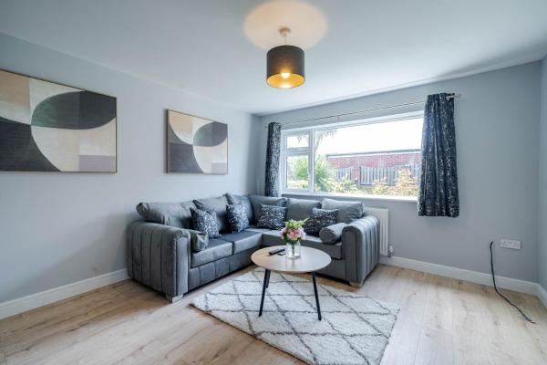 Spacious 3 Bedroom House In Ashton-under-lyne By Eason Stays With Free Parking And Courtyard View - Oldham