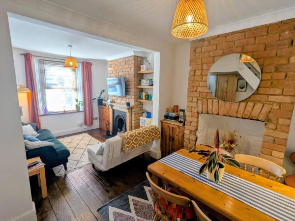 Cosy 2-bed Home - Free Parking & Walk To Centre - Cardiff