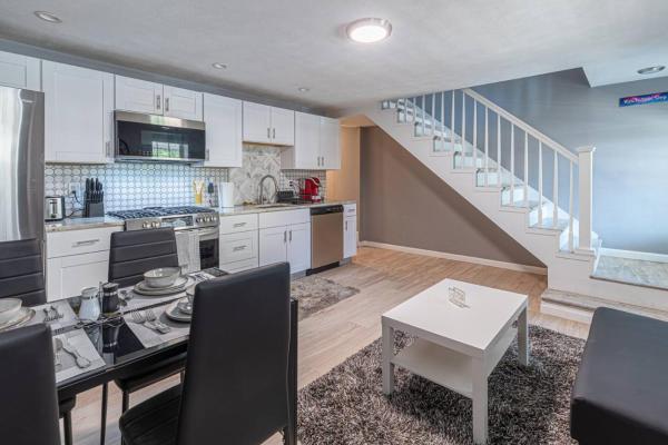 Spacious Home With Porch Sleeps 6 Near Pitt And Upmc - Forest Hills, PA