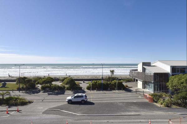 Beachfront Stay With Balcony And Ocean Views - Kaiapoi