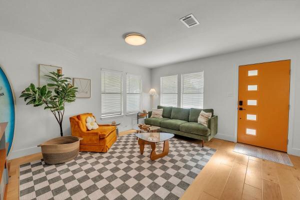 Colorful Home With Private Yard - Walk To East 6th - Austin, TX
