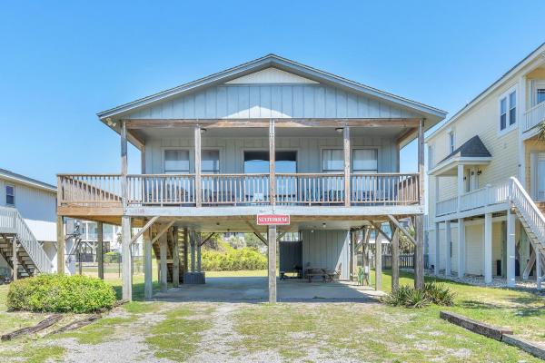 Statehouse By Oak Island Accommodations - Oak Island, NC