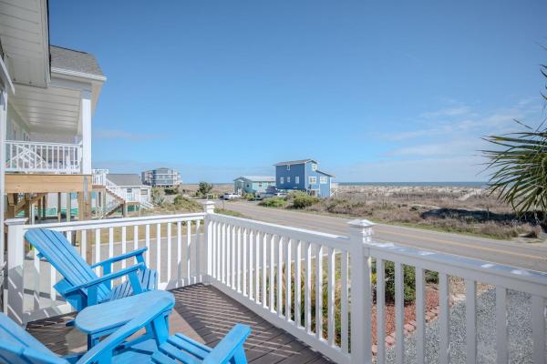 Footprints In The Sand By Oak Island Accommodations - Oak Island, NC