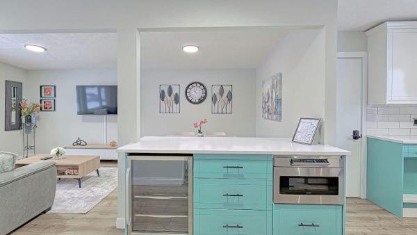 Modern 3br Suite Steps To C-train Near Zoo & Dt - Calgary