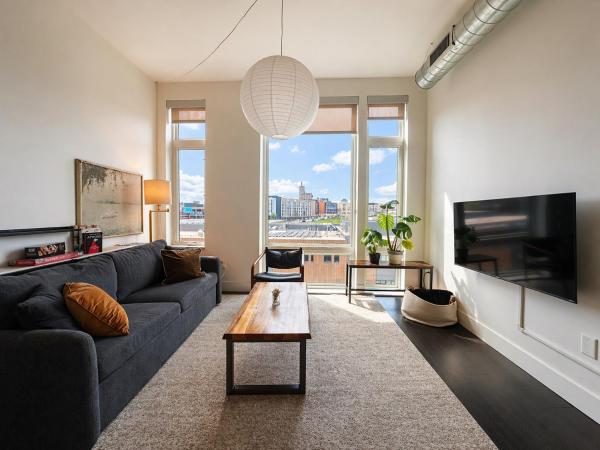 Modern 1br Apt With Rooftop, Gym, And Parking - Wisconsin