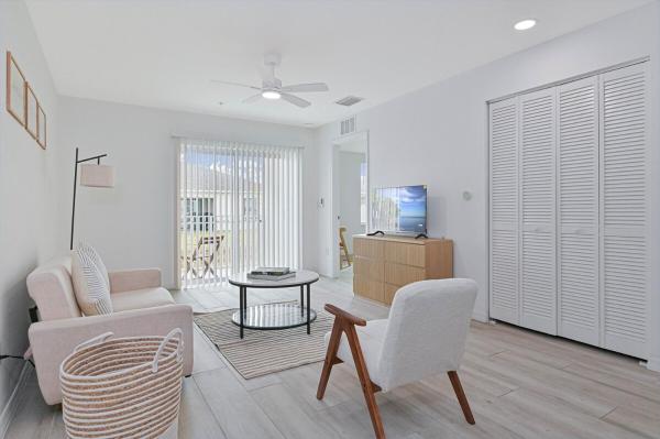 Cozy Coastal 2 Bedroom Apartment - Cape Coral, FL