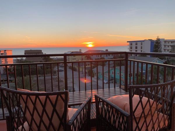 Gulf View Condo, Sleeps 6, Pool, Steps To Beach - Madeira Beach