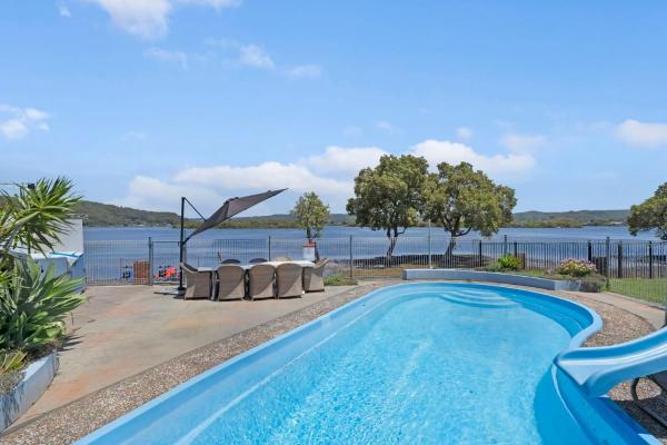 Waterfront Home With Pool Slide - Gosford