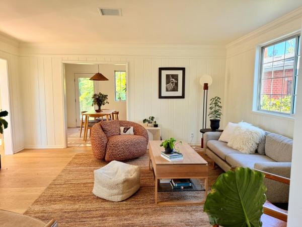 Sunlit Venice Beach Bungalow - Walled In Yard - Venice Beach, Los Angeles, CA