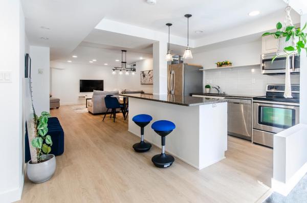 Cozy 2br Retreat Near Lonsdale With Private Yard - Burnaby