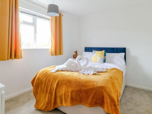 5 Br, 4 Bathroom House, Private Parking - Stevenage