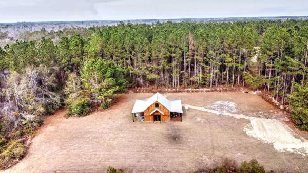 Luxury Vineyard Barn Retreat With Private Trails Near Nashville, Georgia - Nashville, GA