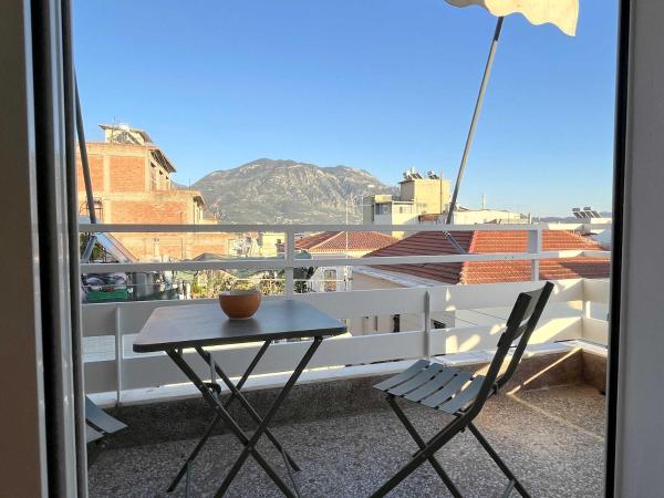 Taygetos View - Bright Modern Retreat In Center - Kalamata