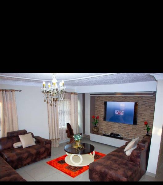 Southerton Luxury 4 Bedroom Holiday Home - Harare