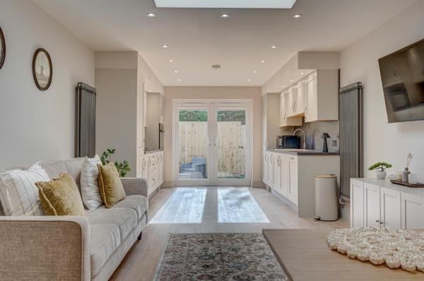 Savernake House Stylish Stay For 6 With Parking - Swindon