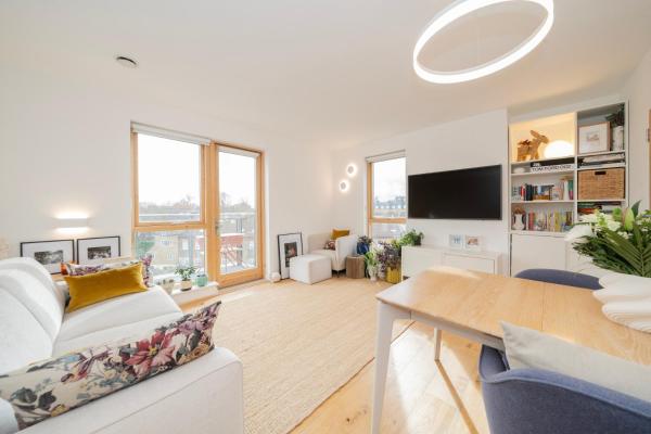 Chic Central London Flat With Balcony - Enfield