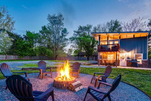 Balcony-bbq-firepit-fence-king-full Kitchen-pets - Breaux Vineyards, Purcellville