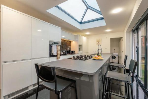 Group-friendly Home Near Manchester With Hot Tub And Private Cinema Room - Todmorden