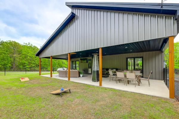 Modern-style Home With Patio, Near Greers Ferry Lake - Heber Springs, AR