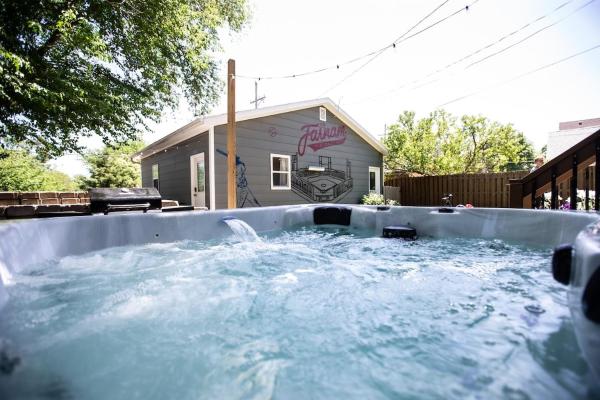 Hottub Epicgameroom Firepit Farnam Fieldhouse - Omaha, NE
