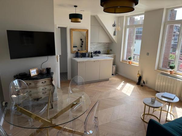 Appartement Dans Une Villa Deauvillaise Avec Grand Jardin, Entièrement Rénové, Vue Hôtel Royal Et Vue Mer, 4 Couchages, 1 Parking Gratuit - Deauville