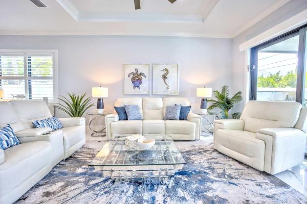 Bergamo - Stunning 4br 3ba Home Featuring A Private Pool With Spa, Bikes, Ping-pong, Covered Outdoor Kitchen And Spacious Dining Area! Pet Friendly And Just Minutes From Vanderbilt Beach Mercato And Naples Attractions! - Bonita Springs, FL