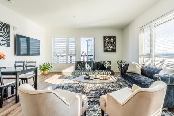 Top Floor, One Of Seattle's Best Views, Huge Balcony, Parking, King Bed & Close To Lumen & T Mobile Park - Seattle, WA