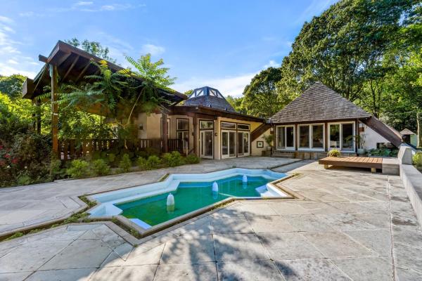 Charlestown Retreat | 2 Pools & Fire Pits - Moonstone Beach Road, RI