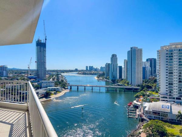 Cavill Ave Waterfront Apt With Pool & River View - Surfers Paradise