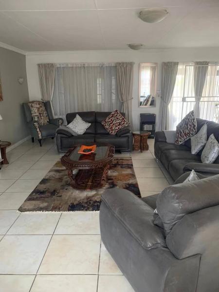 Rustic Red Serene Comfortable Country Home - Benoni