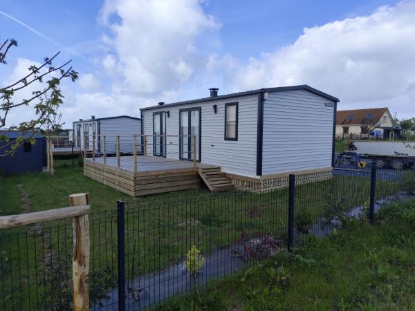 Mobil Home Num 13 , Se Situant Dans Un Parc De Résidence De Loisir Proche De La Mer - Grandcamp-Maisy