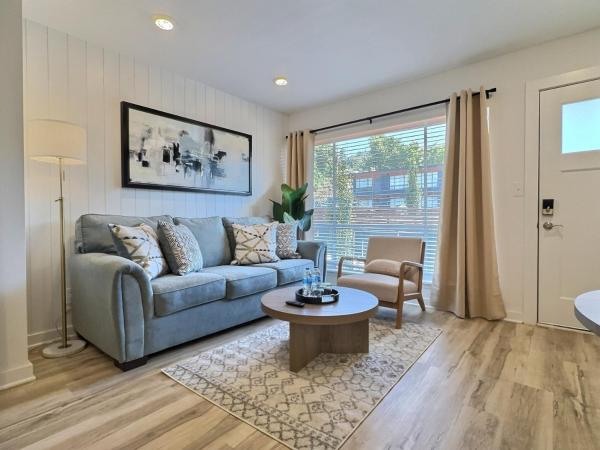 Bright And Vibrant Escape Near Downtown Hotspots - Birmingham, AL
