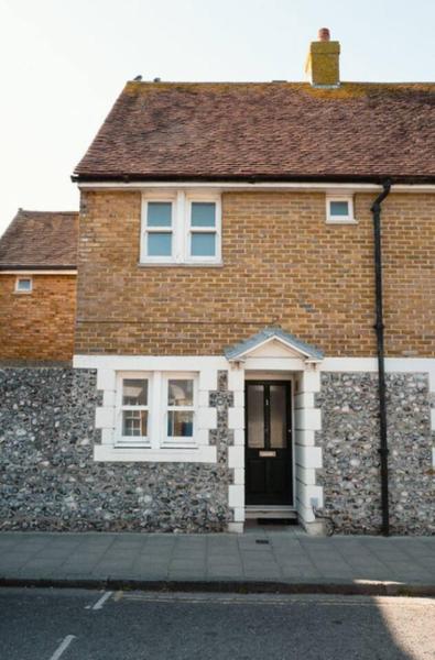 The Artist's Abode By Sheppey Stays - Spacious 3br Stay In Faversham - Central Location & Parking - Ideal For Families & Contractors - Faversham