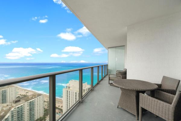 Hollywood Beach Escape - Pool & Views - Dania Beach, FL