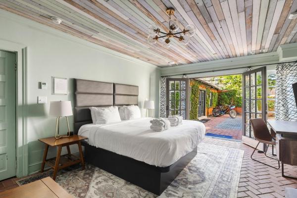 1st Floor King Suite Downtown Boutique Hotel - Savannah, GA